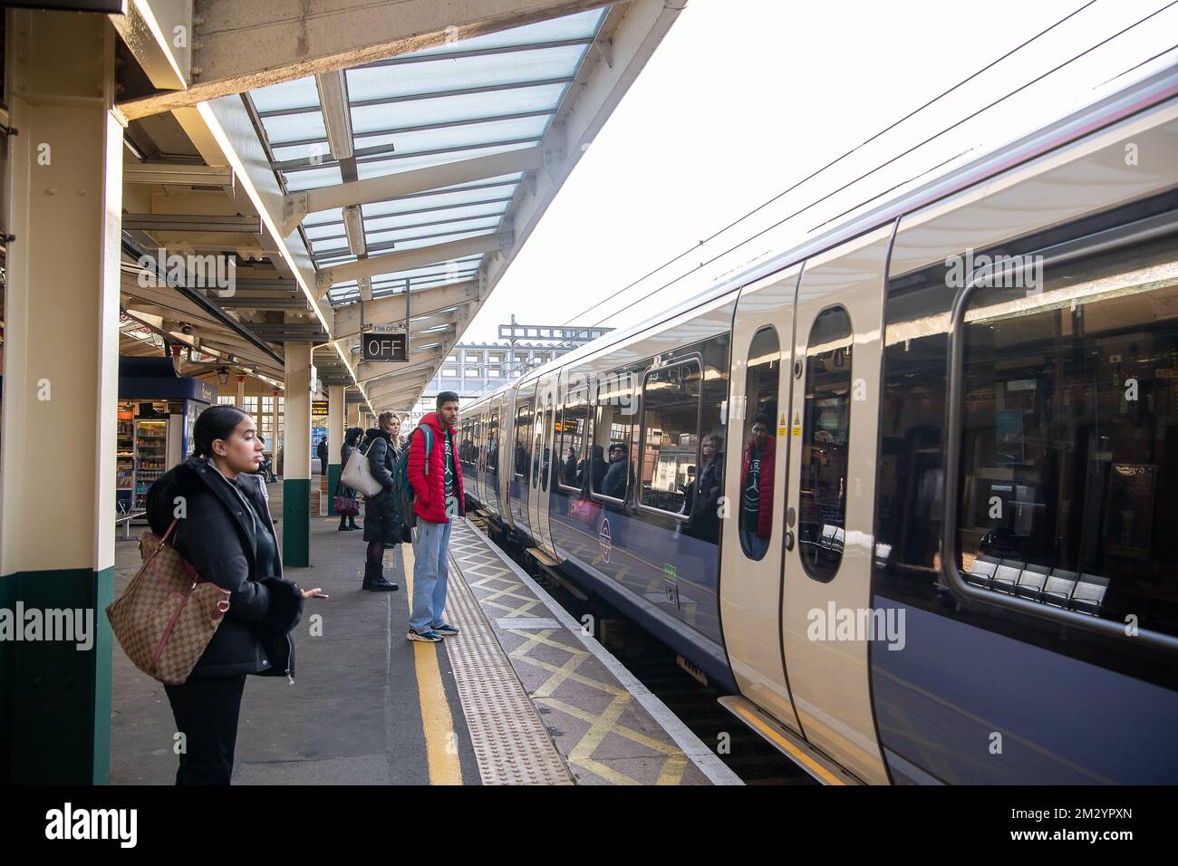 Slough, Berkshire, UK. 14th December, 2022. An Elizabeth Line train en ...