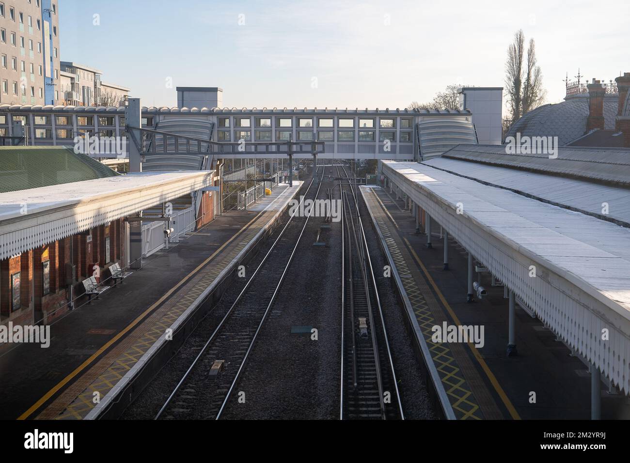 Slough, Berkshire, UK. 14th December, 2022. The railway tracks at ...