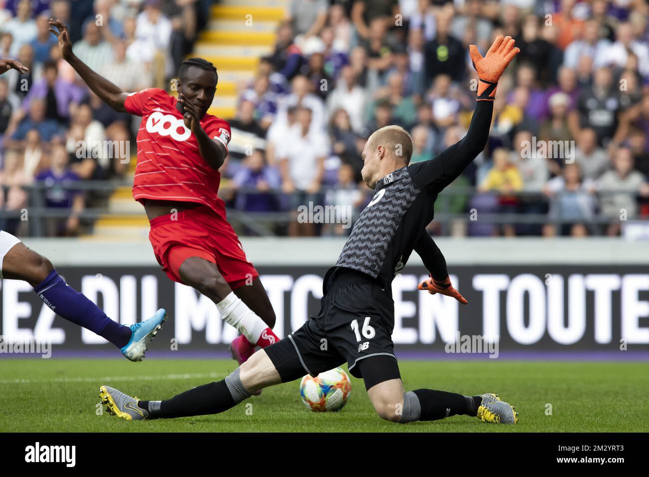 Standard's goalkeeper Arnaud Bodart pictured in action as Anderlechts ...