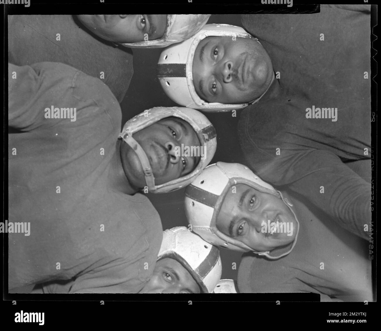 American football team in huddle hi-res stock photography and images ...