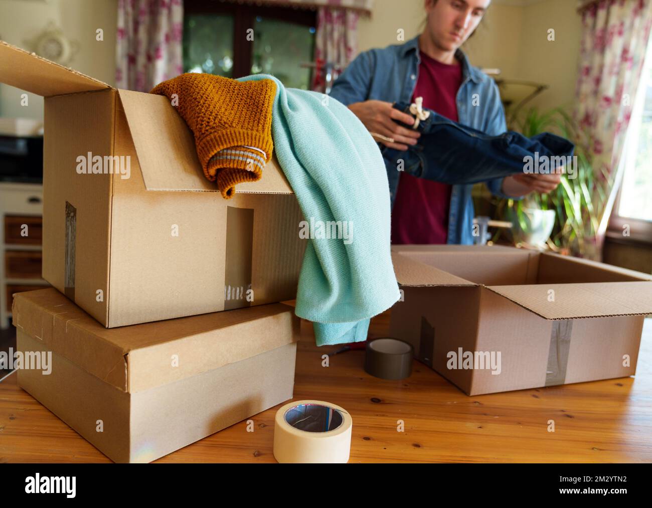 Cardboard box used wardrobe hi-res stock photography and images - Alamy