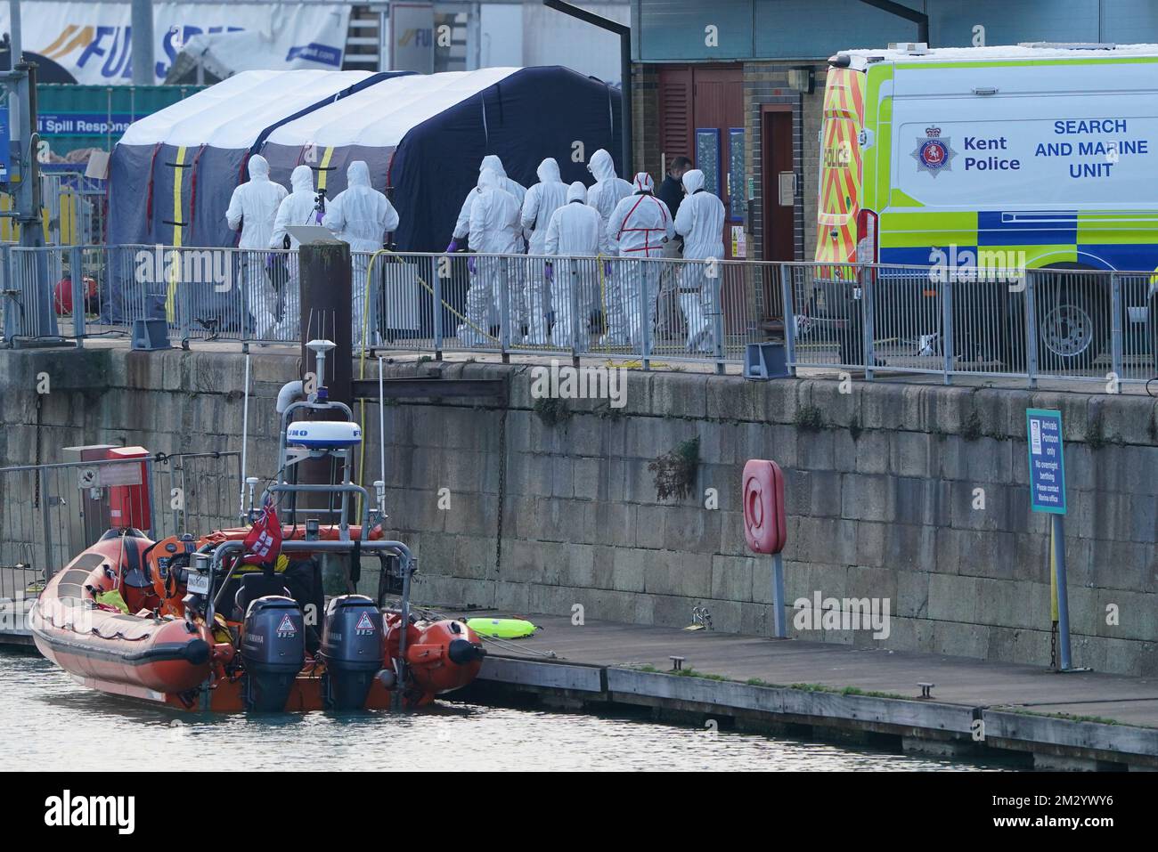 Police forensic officers head hi-res stock photography and images - Alamy