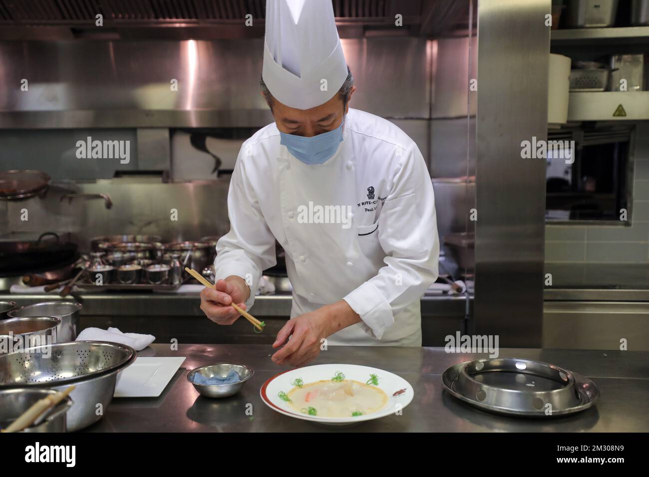 Michelin-starred Chef Paul Lau Ping-lui makes "Braised fish maw with ...