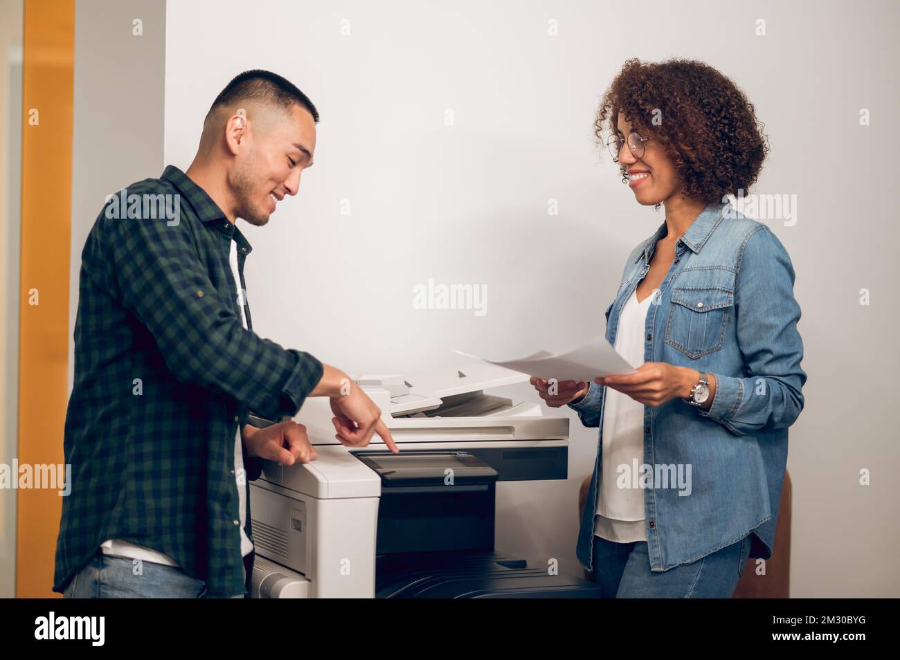 Two office workers photocopier hi-res stock photography and images - Alamy