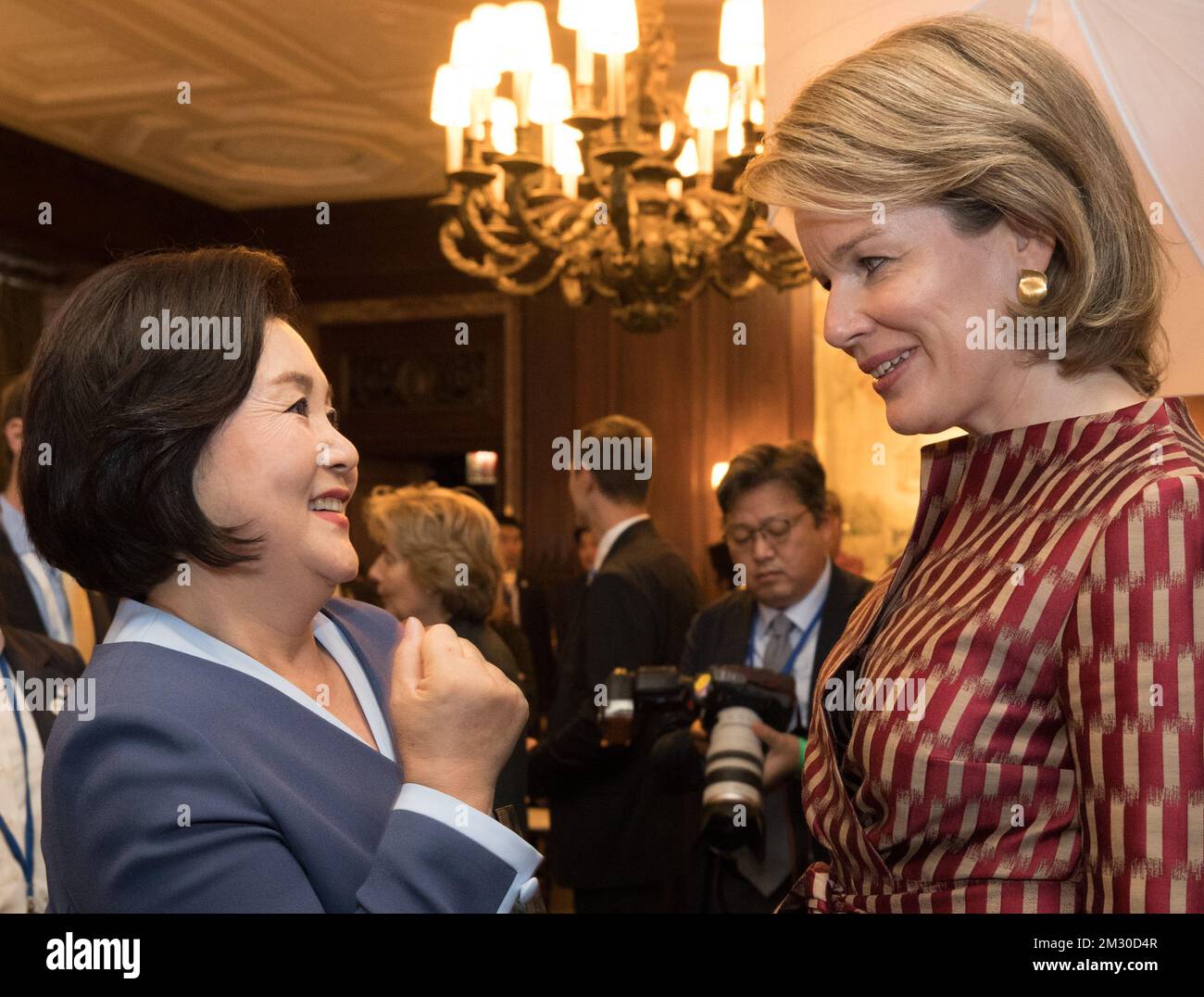 South Korean President Moon's wife Kim Jung-sook meets with Queen ...