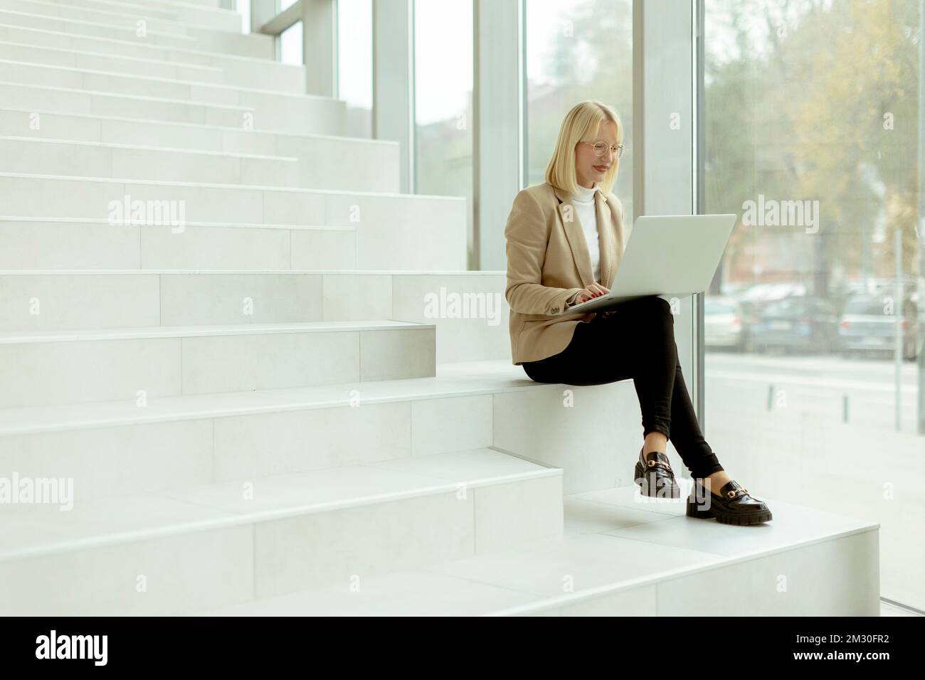 Caucasian woman female businesswoman hi-res stock photography and ...