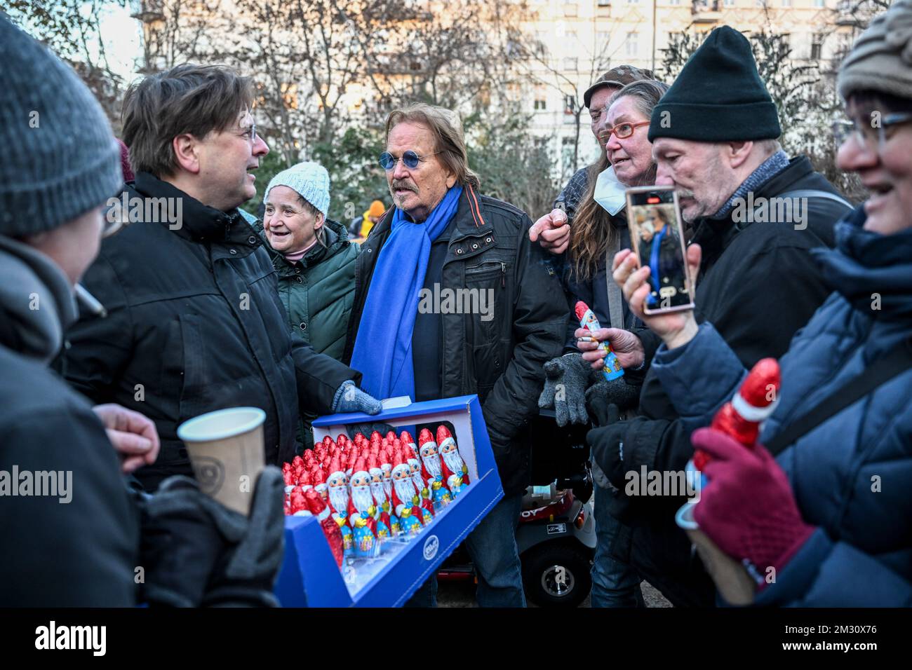 Berlin, Germany. 14th Dec, 2022. Musician Frank Zander (M) visits with ...