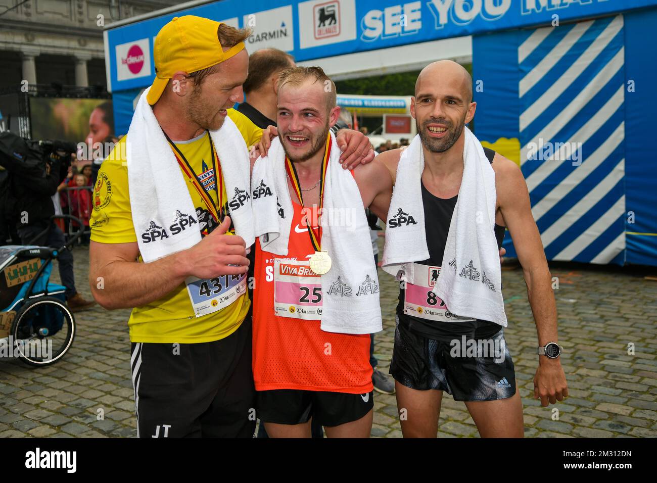 Runners celebrate after crosses the finish line of the 40th edition of ...