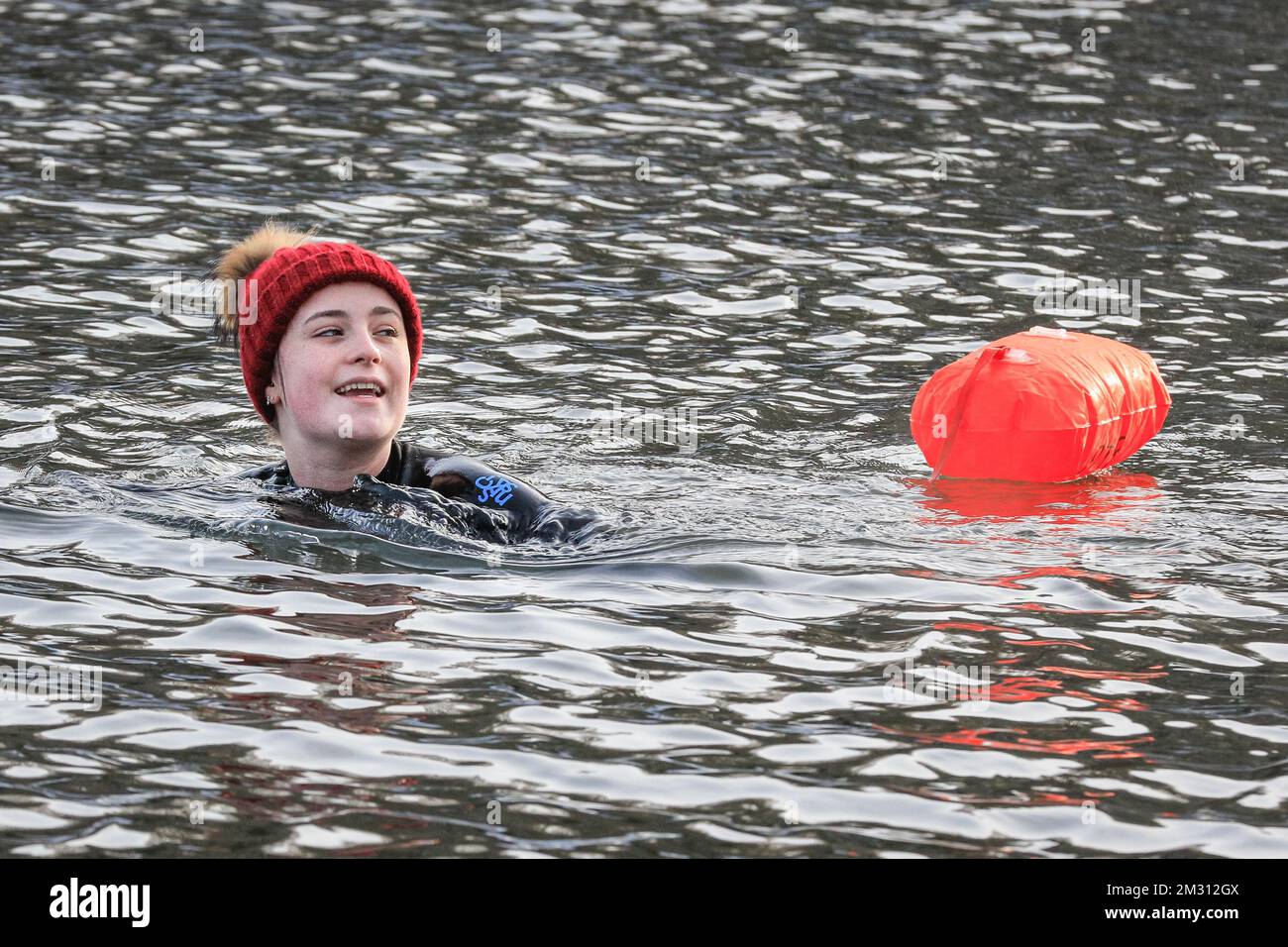 London, UK. 14th Dec, 2022. Swimmer Caitlin keeps warm with a bobble ...