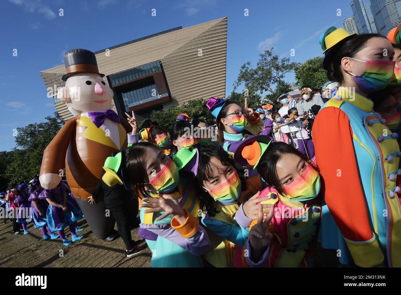 Giant Puppet and Dramatic Costume Showcase at the Standard Chartered ...