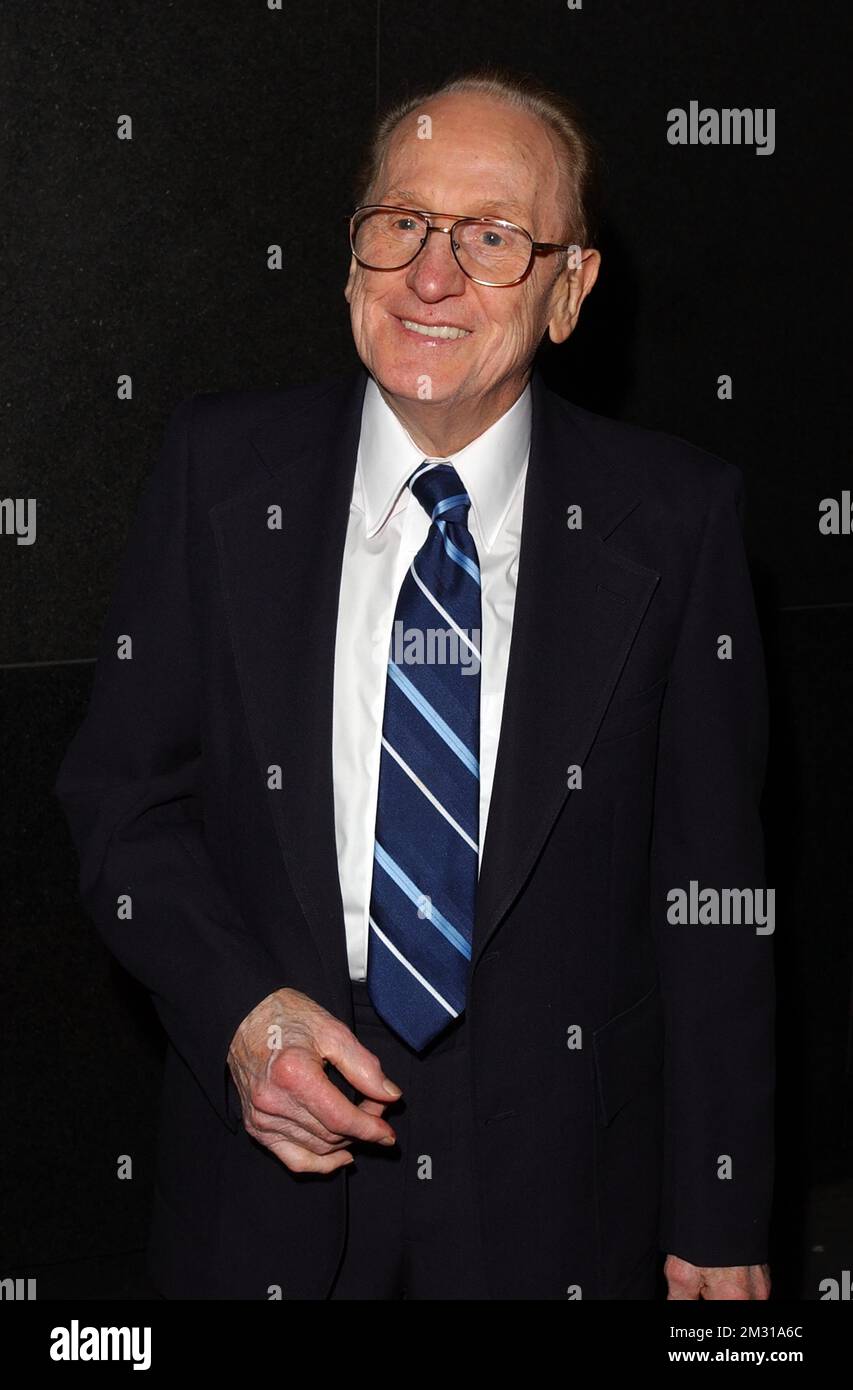 NEW YORK, NY- Feb 2003 : Les Paul attends the MusicCares Pre-Dinner on ...