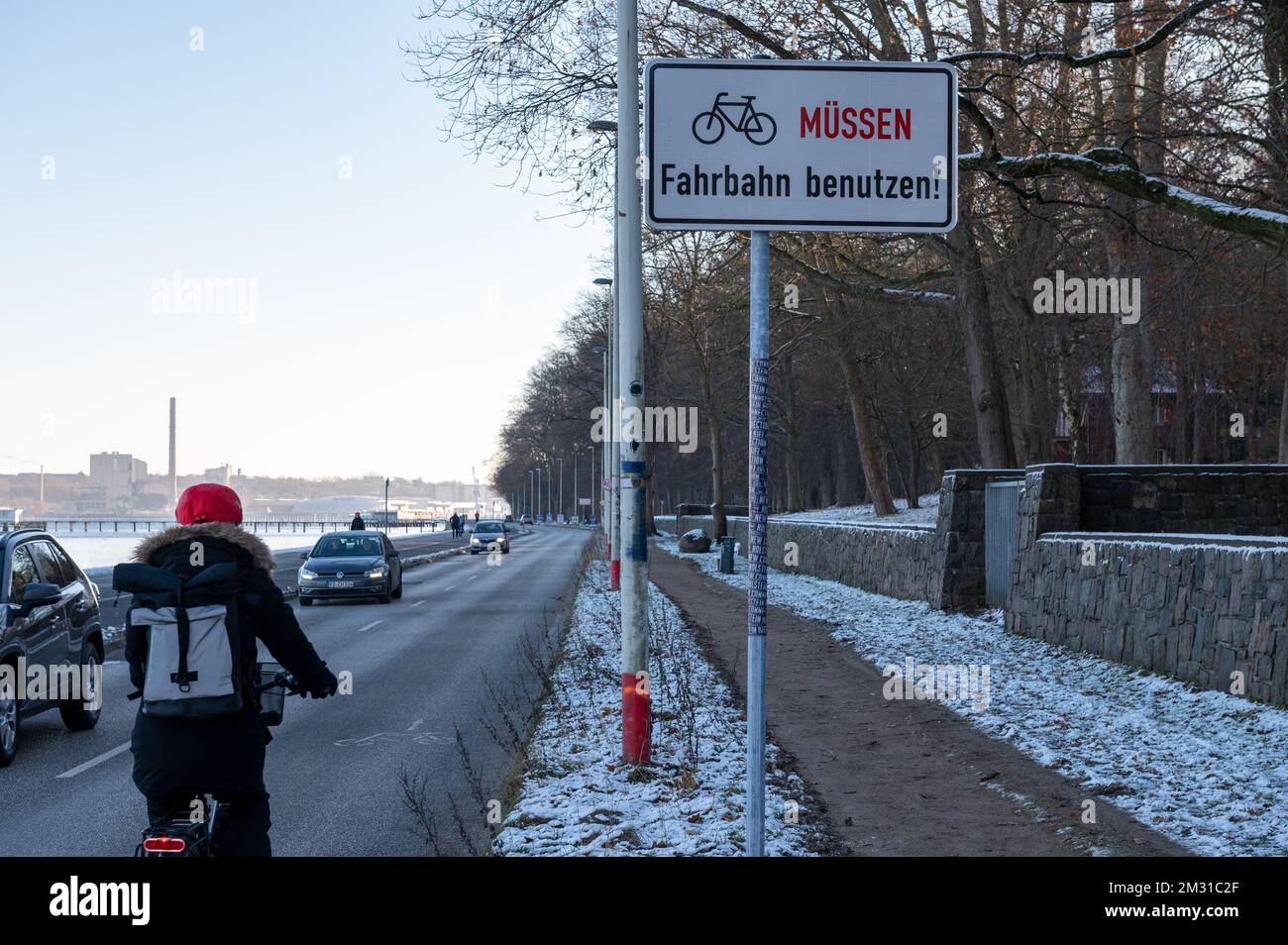 Kiel an der Uferpromenade Kiellinie Schild Radfahrer müssen die ...