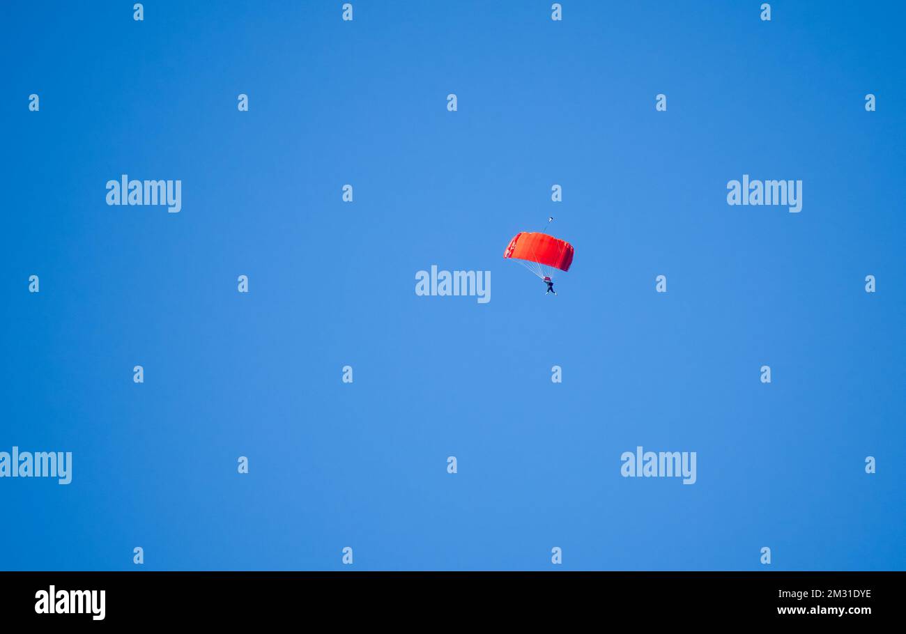 Red white and blue parachute hi-res stock photography and images - Alamy