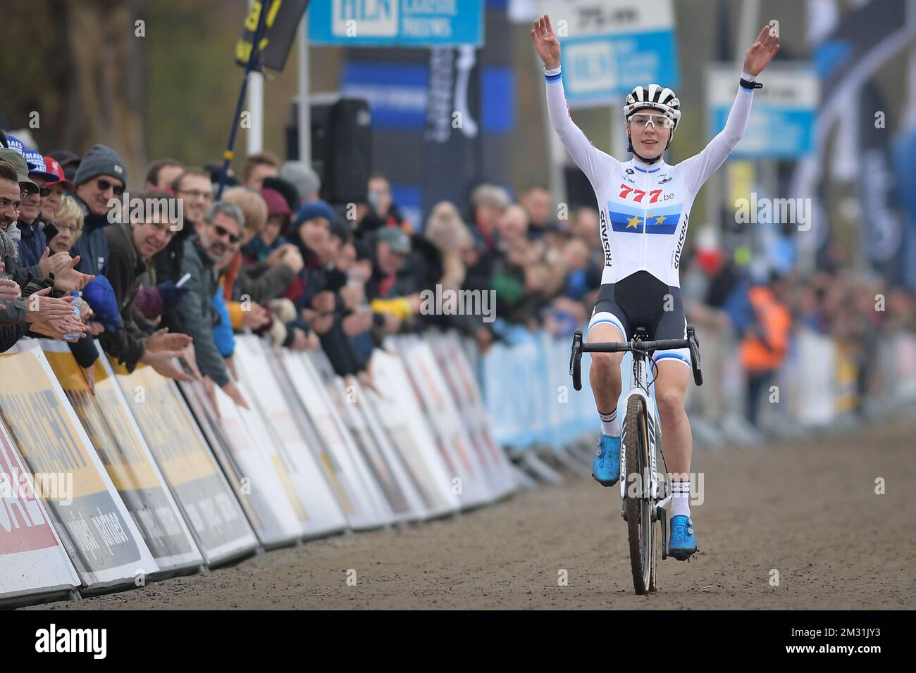 Dutch Yara Kastelijn celebrates as she crosses the finish line to win ...