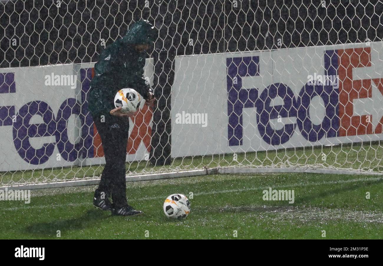 Referee on football pitch hi-res stock photography and images - Alamy
