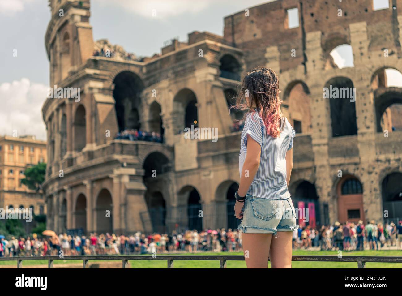 A young female tourist posing against Colosseum Stock Photo - Alamy