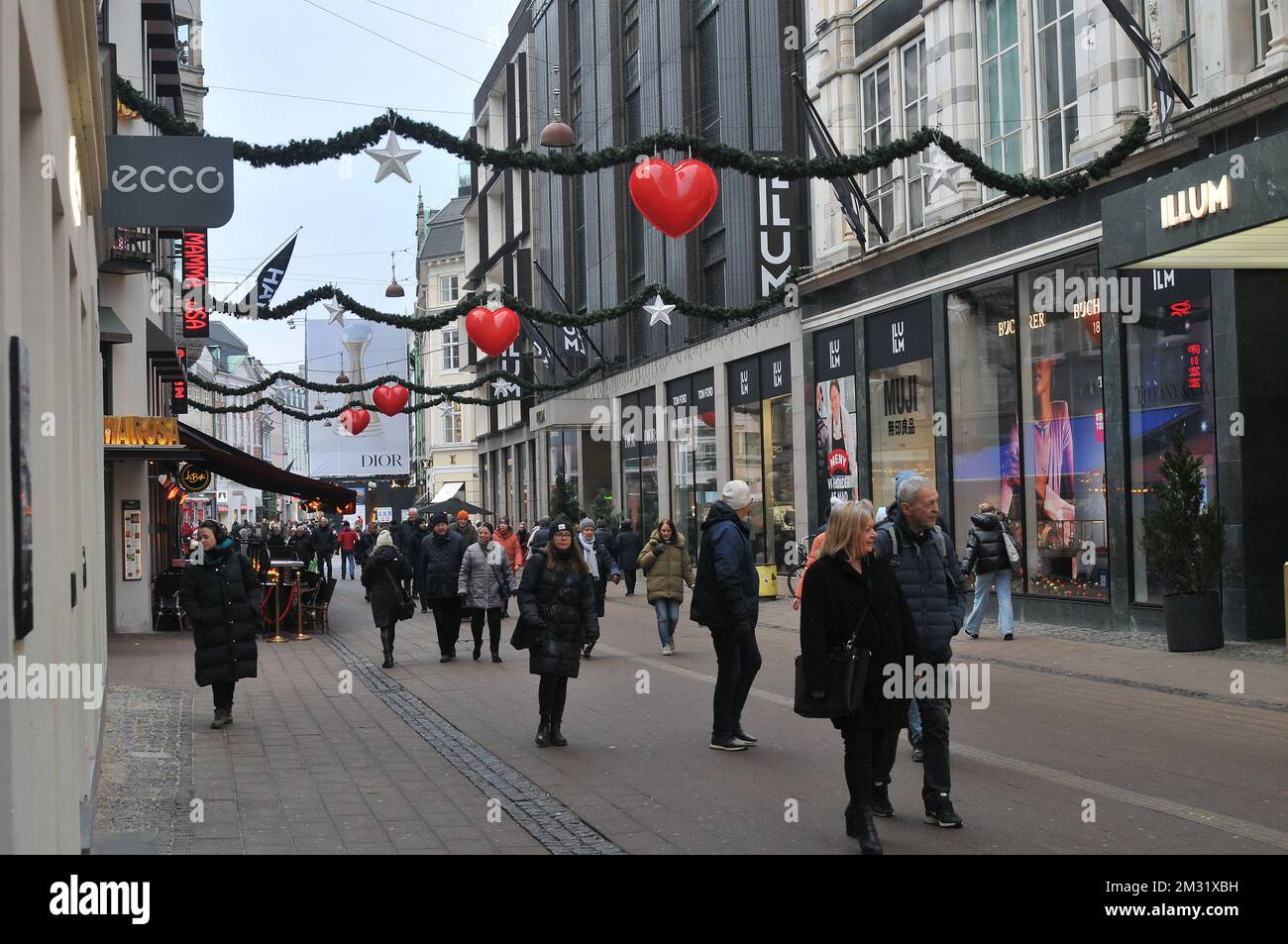 Copenhagen/Denmark/14 December 2022/ Christmas shoppers and visitors ...