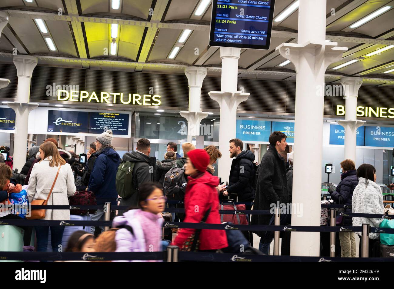 Kings Cross St Pancras, London, England, UK. Passengers queue to board ...