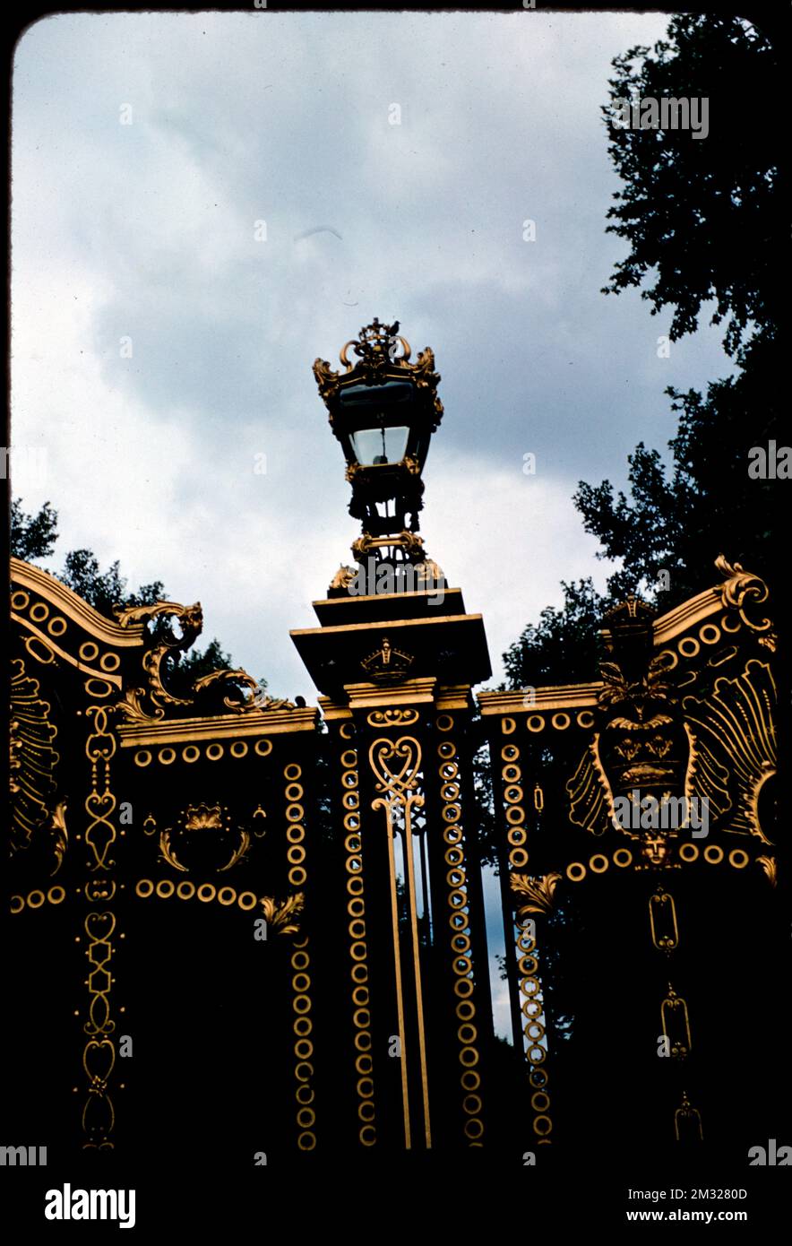 St jamess park gates hi-res stock photography and images - Alamy