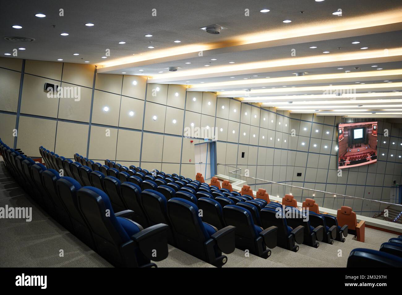 Huge and luxurious University auditorium chairs. Blue theatre chairs ...