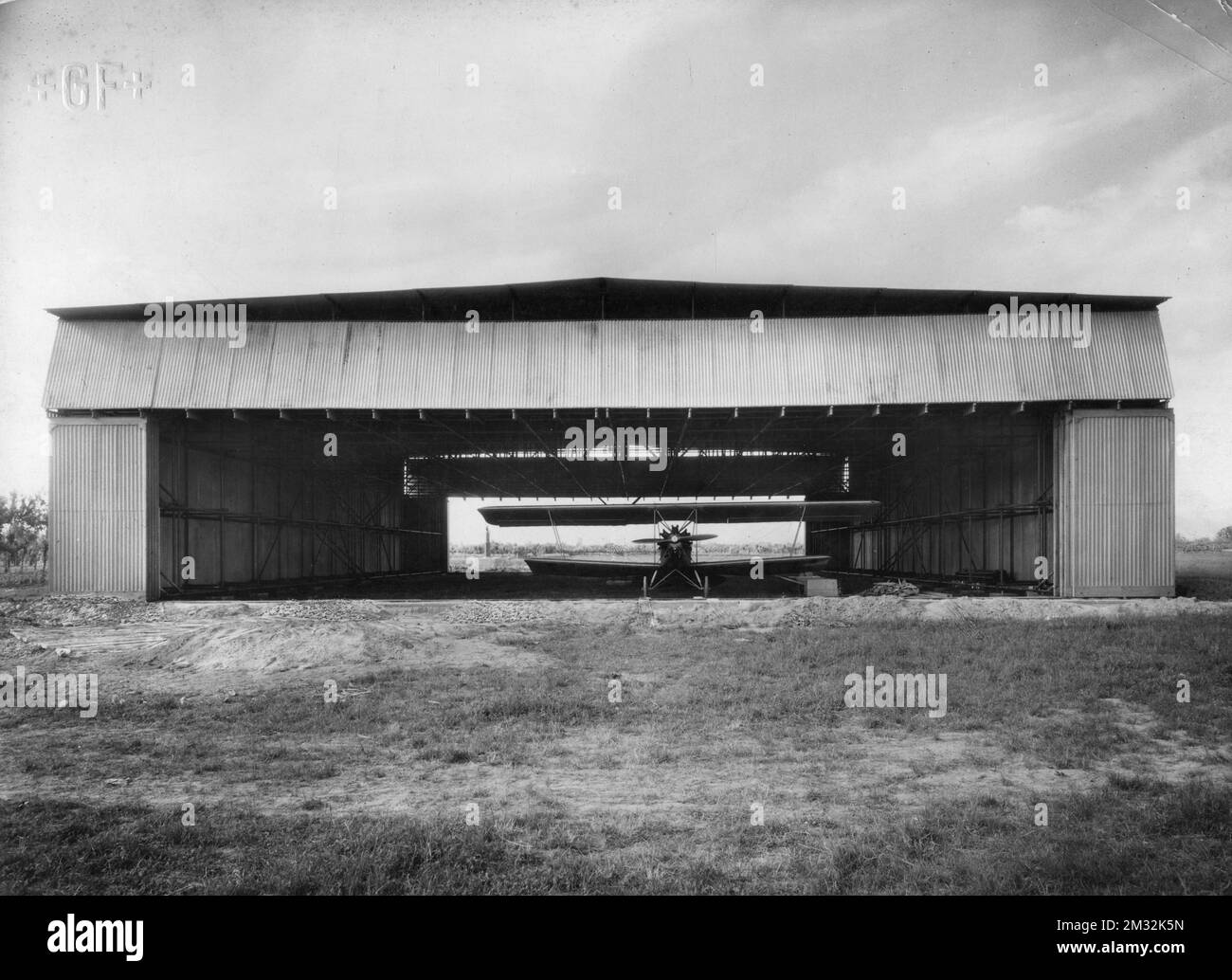 Hangar militare hi-res stock photography and images - Alamy