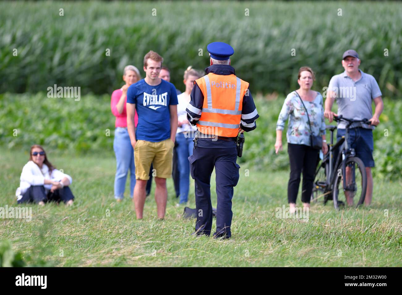 Cycling through the spectators hi-res stock photography and images - Alamy