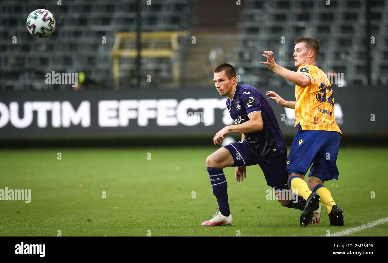 Anderlecht's Bogdan Mykhaylichenko and STVV's Christopher Durkin fight ...