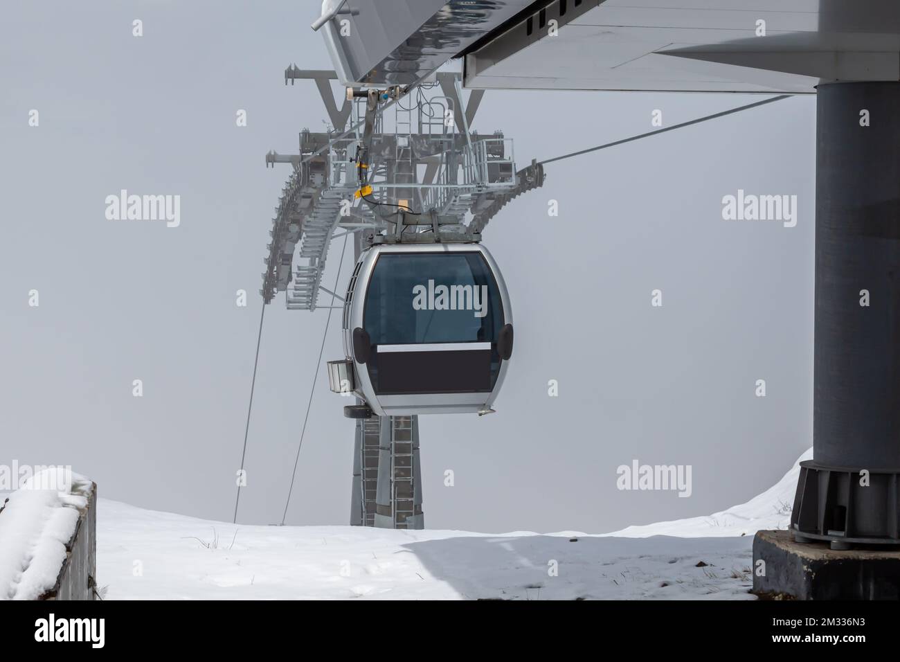 Gondola lifts hi-res stock photography and images - Alamy