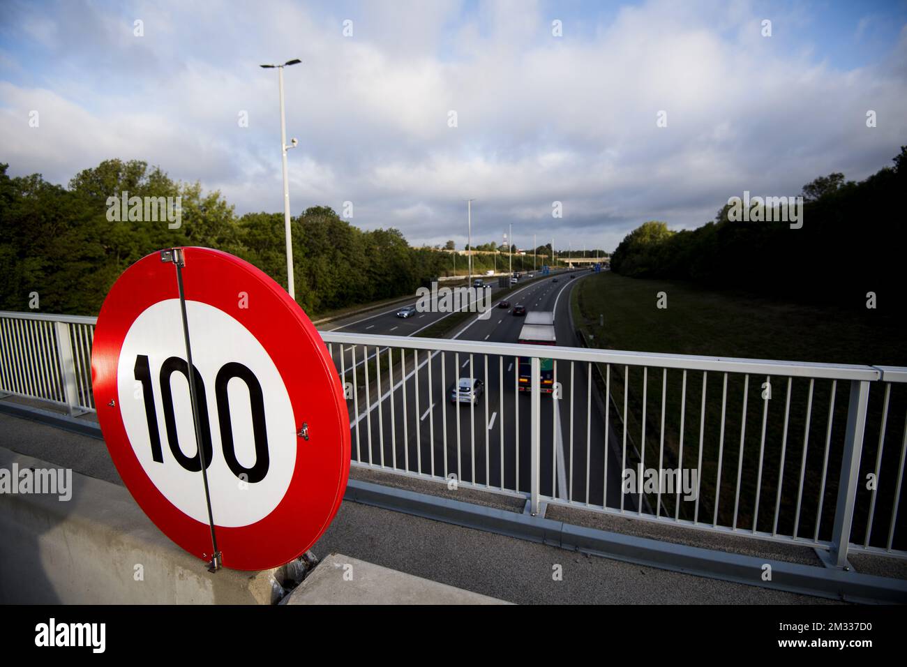 Illustration picture shows the installation of a 100km/h speed limit on ...