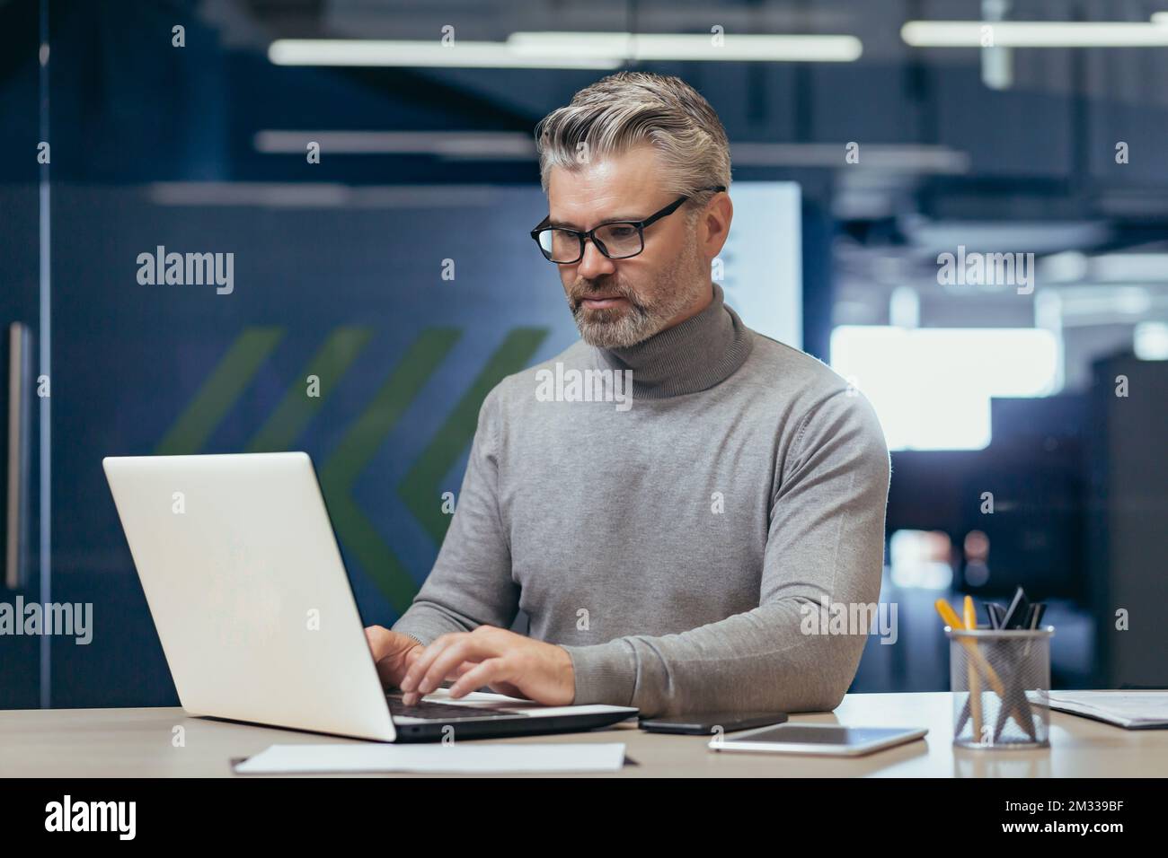 Old man grey beard computer hi-res stock photography and images - Alamy