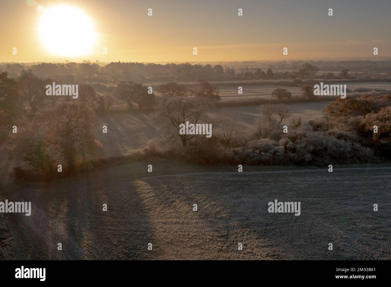 Saughall, UK. 14th Dec, 2022. The golden winter sun breaks through over ...