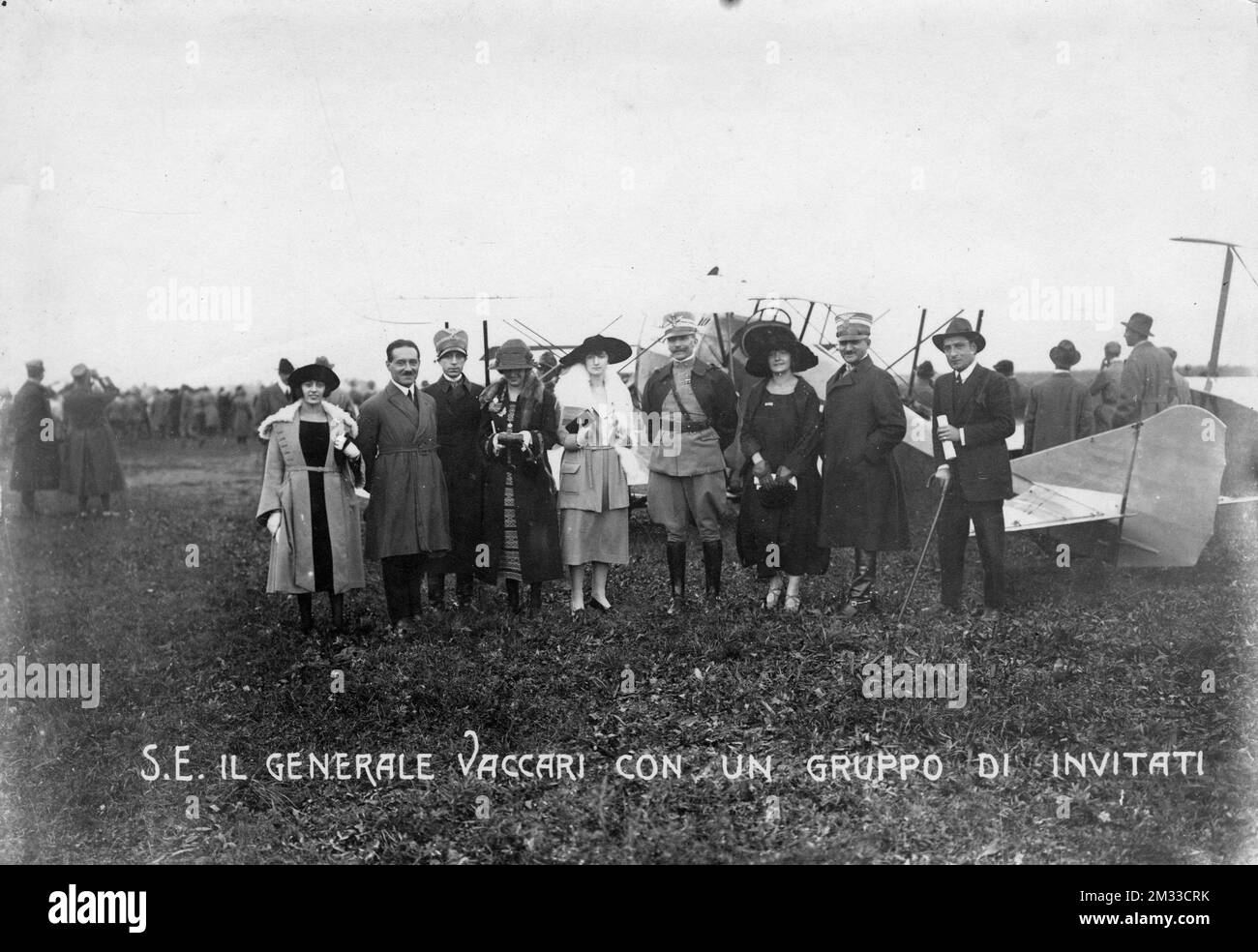 Regio Esercito - Generale Giuseppe Vaccari con alle spalle un aeroplano ...