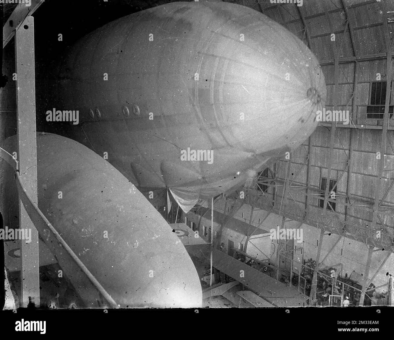 Aeroplani - Dirigibile nell'hangar Stock Photo - Alamy