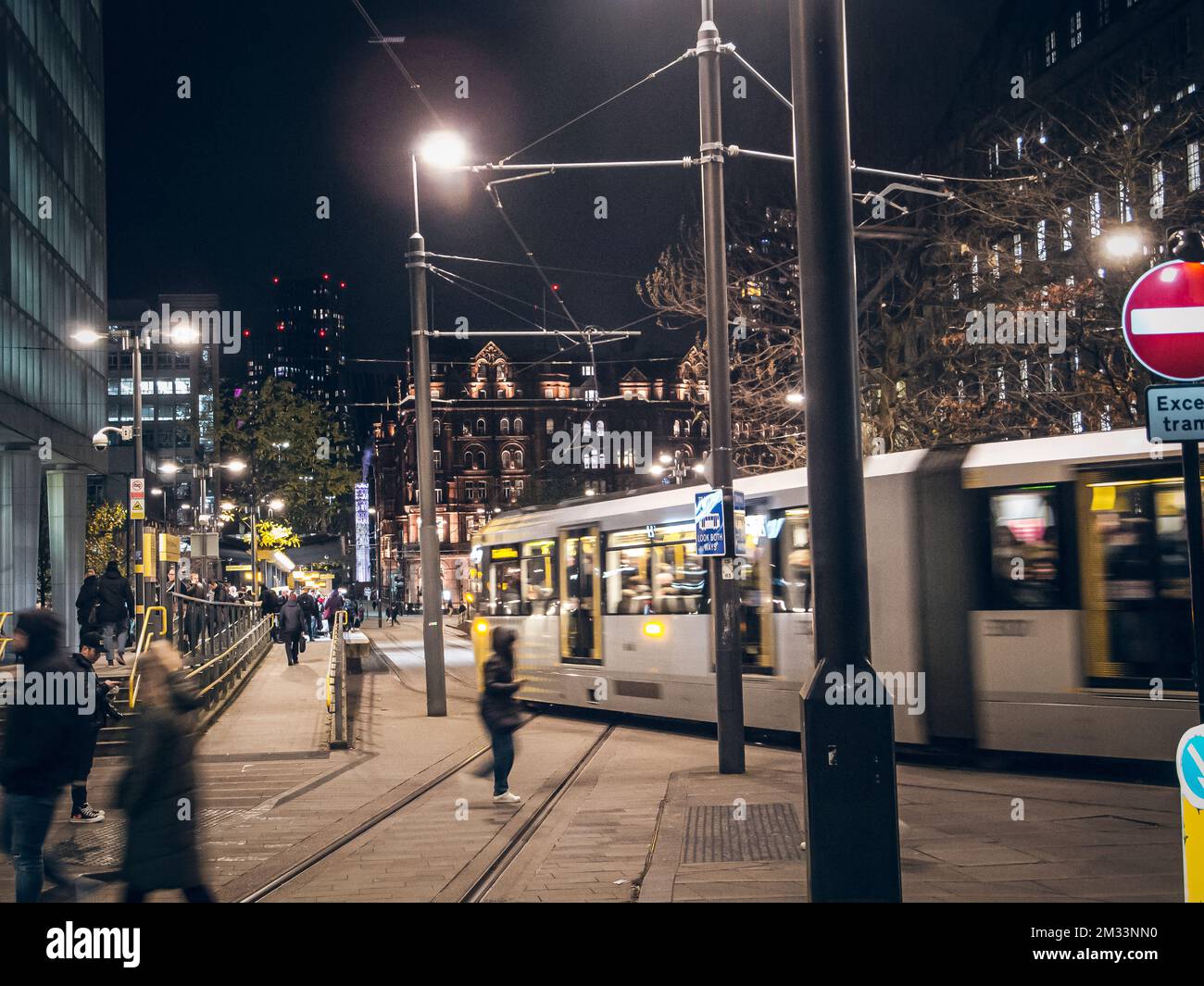 Old wellington inn pub night hi-res stock photography and images - Alamy