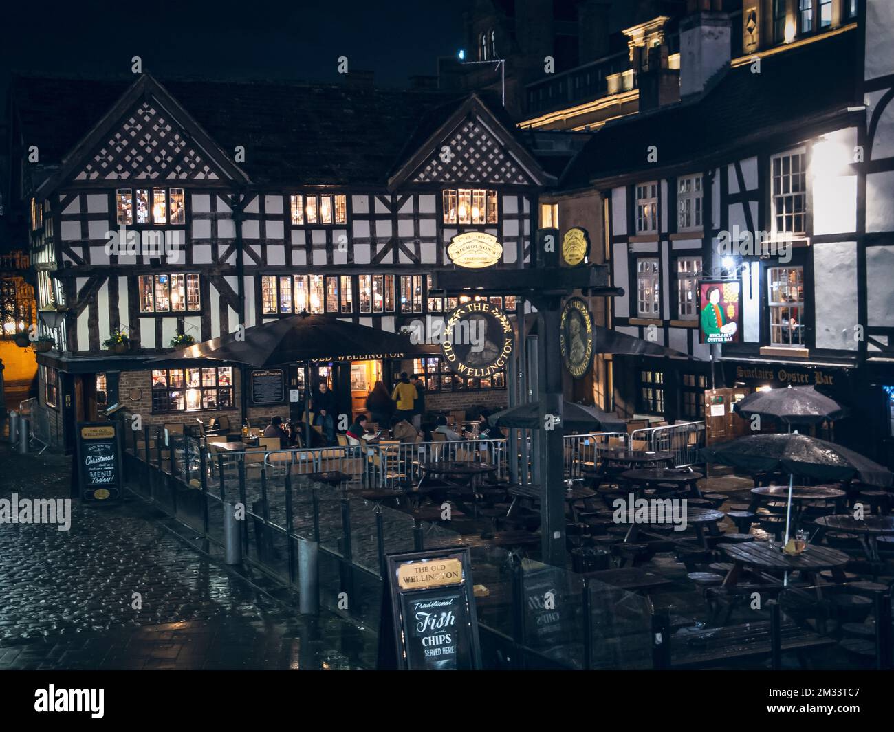 Old wellington inn pub image hi-res stock photography and images - Alamy