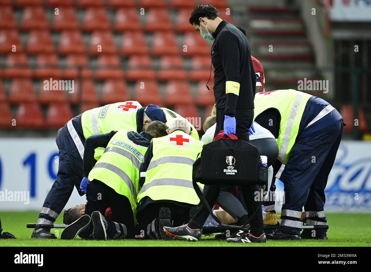 Stretcher on football pitch hi-res stock photography and images - Alamy