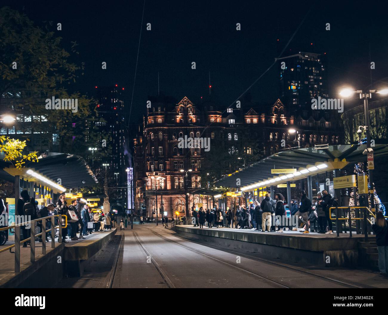 Old wellington inn pub night hi-res stock photography and images - Alamy