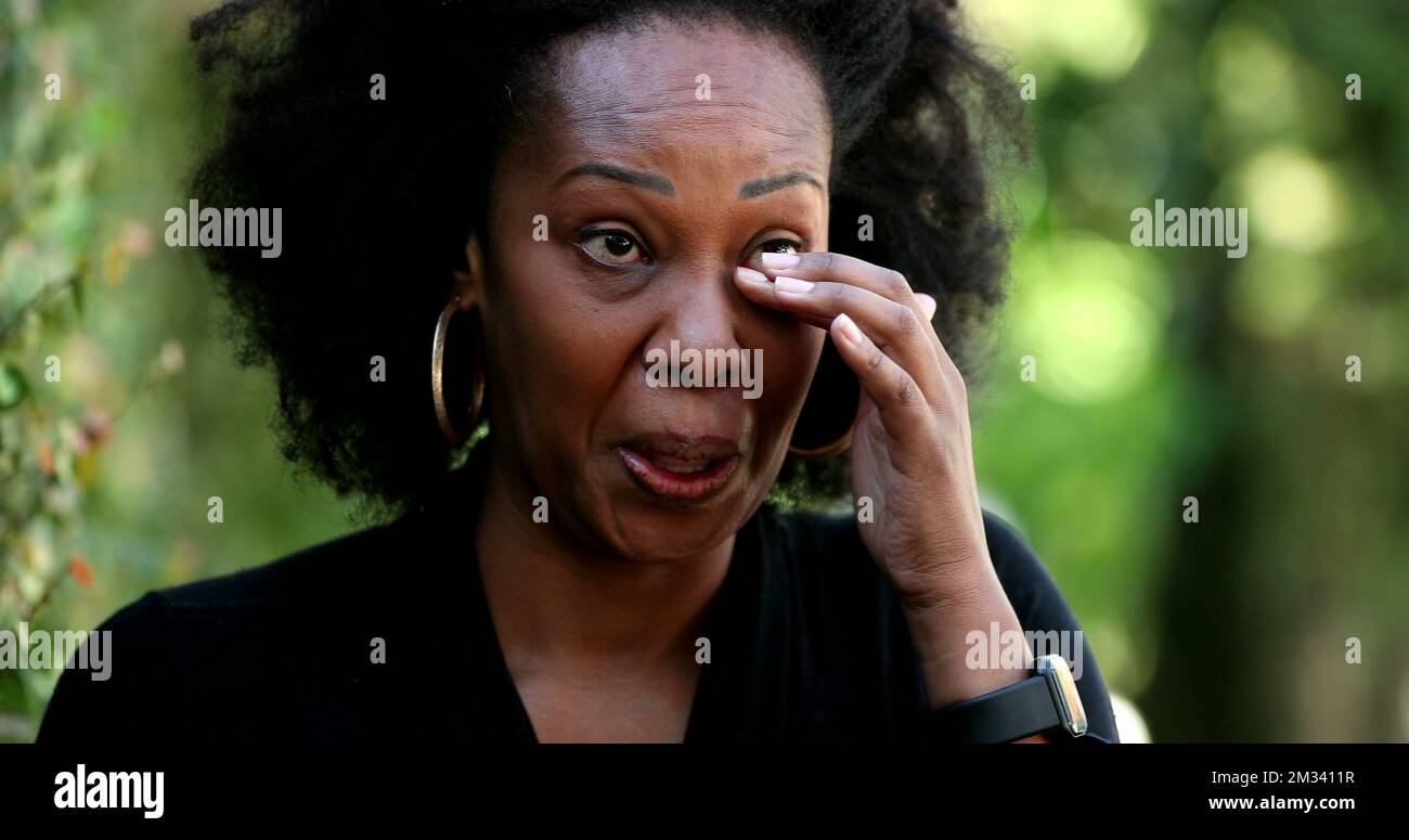 Woman wipes dust particle eye mote. Mote in the eye Stock Photo - Alamy