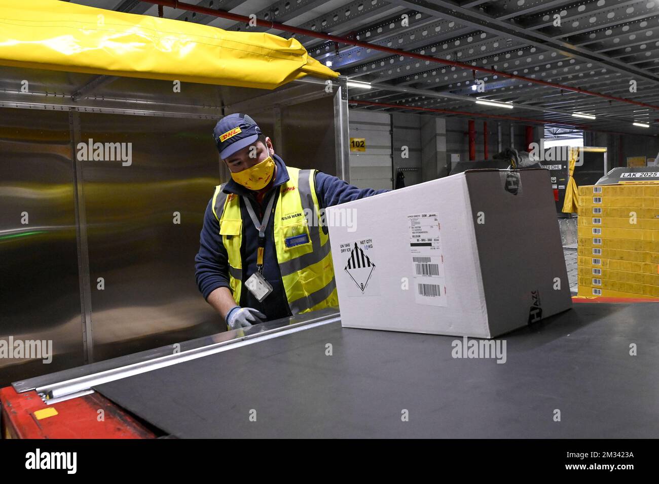 Illustration picture shows workers in action at the DHL hub at Brussels ...