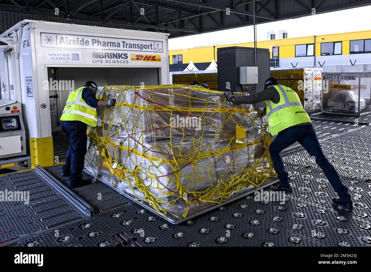 Illustration picture shows workers in action at the DHL hub at Brussels ...