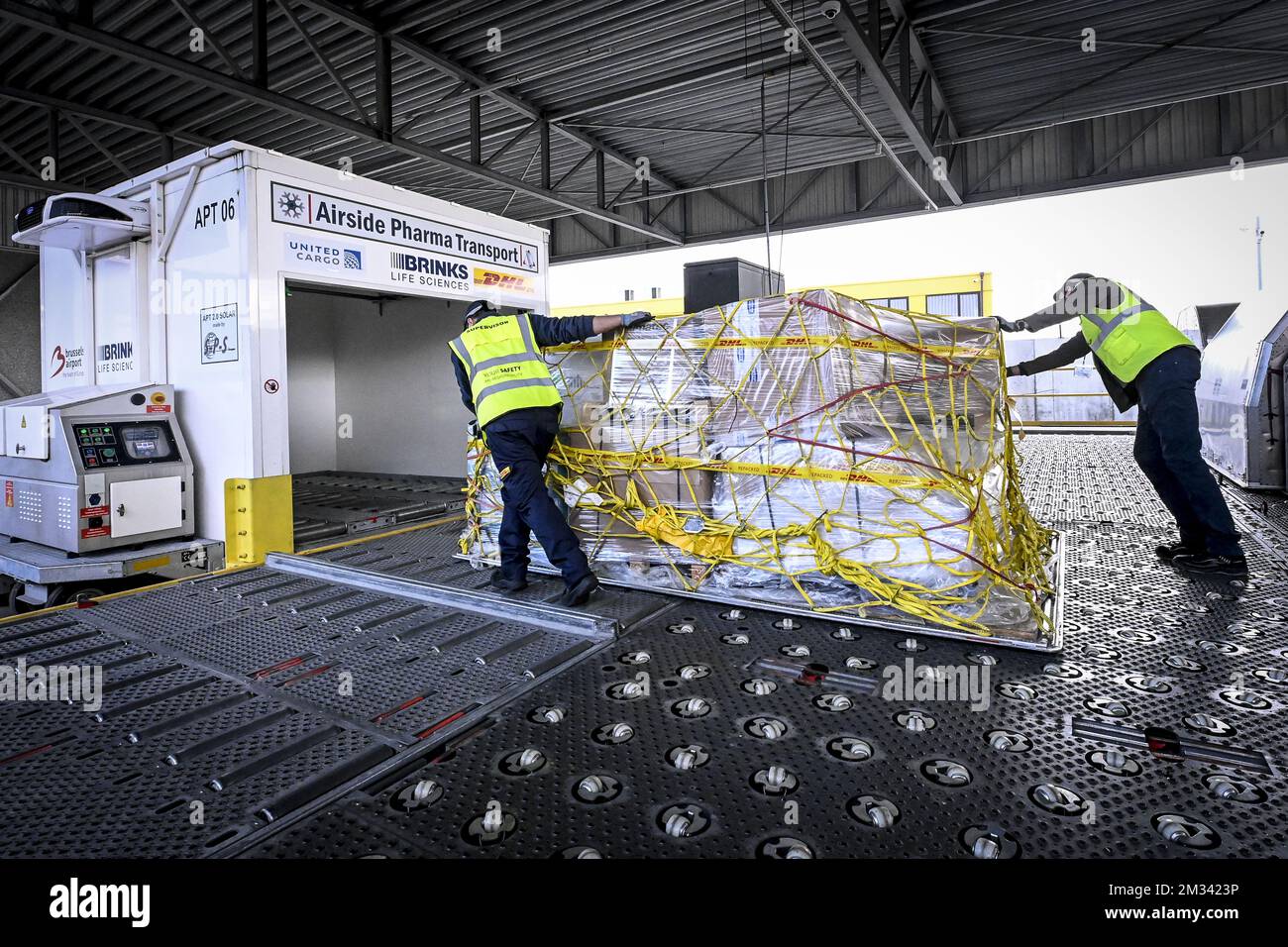 Illustration picture shows workers in action at the DHL hub at Brussels ...