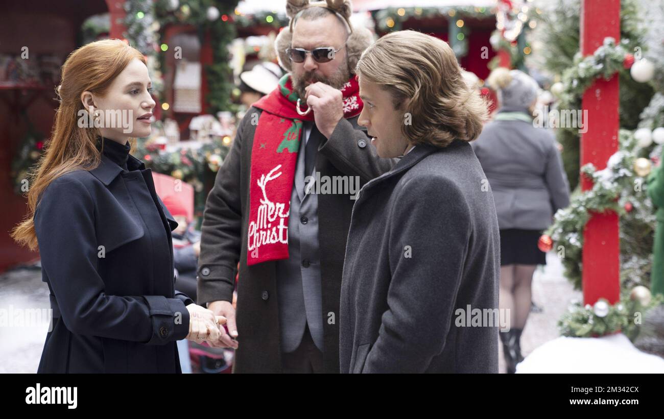 HOTEL FOR THE HOLIDAYS, foreground from left: Madelaine Petsch, Max ...