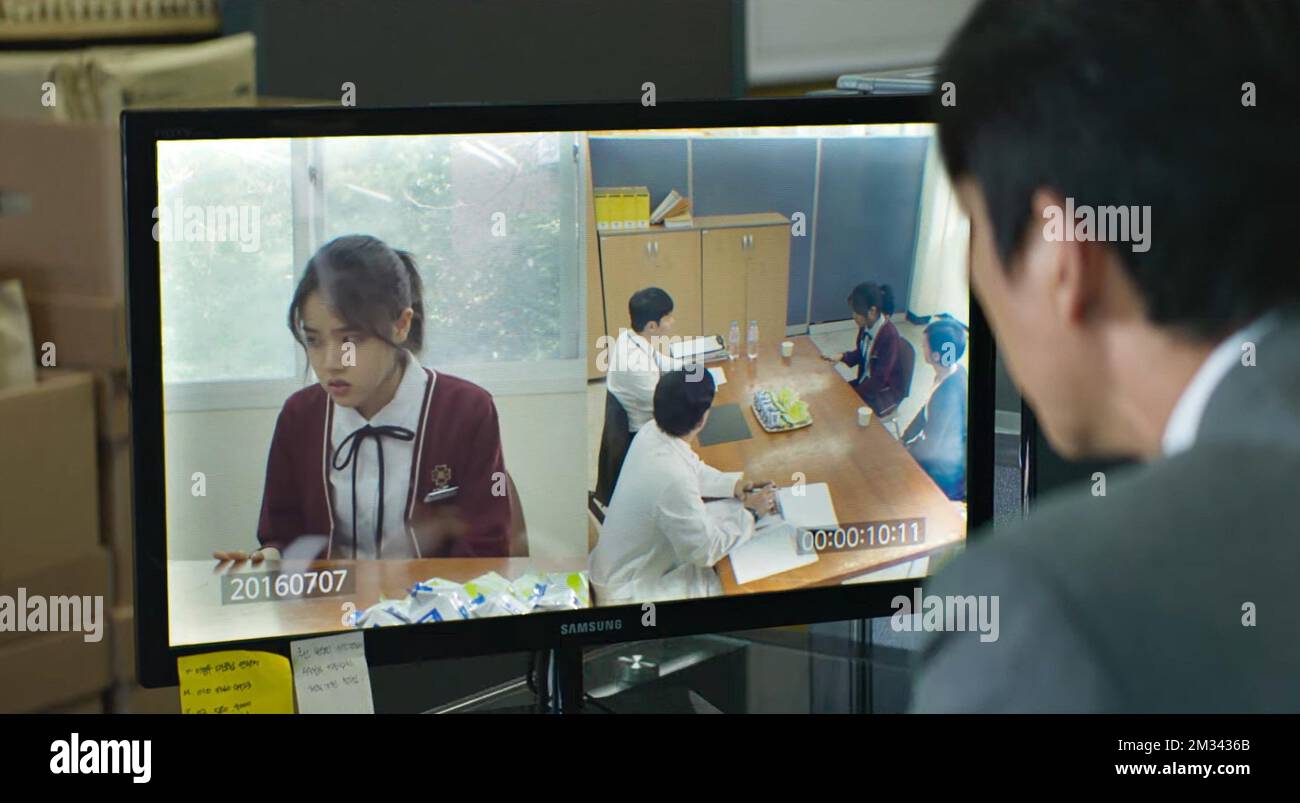 INNOCENT WITNESS, (aka JEUNGIN), KIM Hyang-gi (on screen, left and back ...