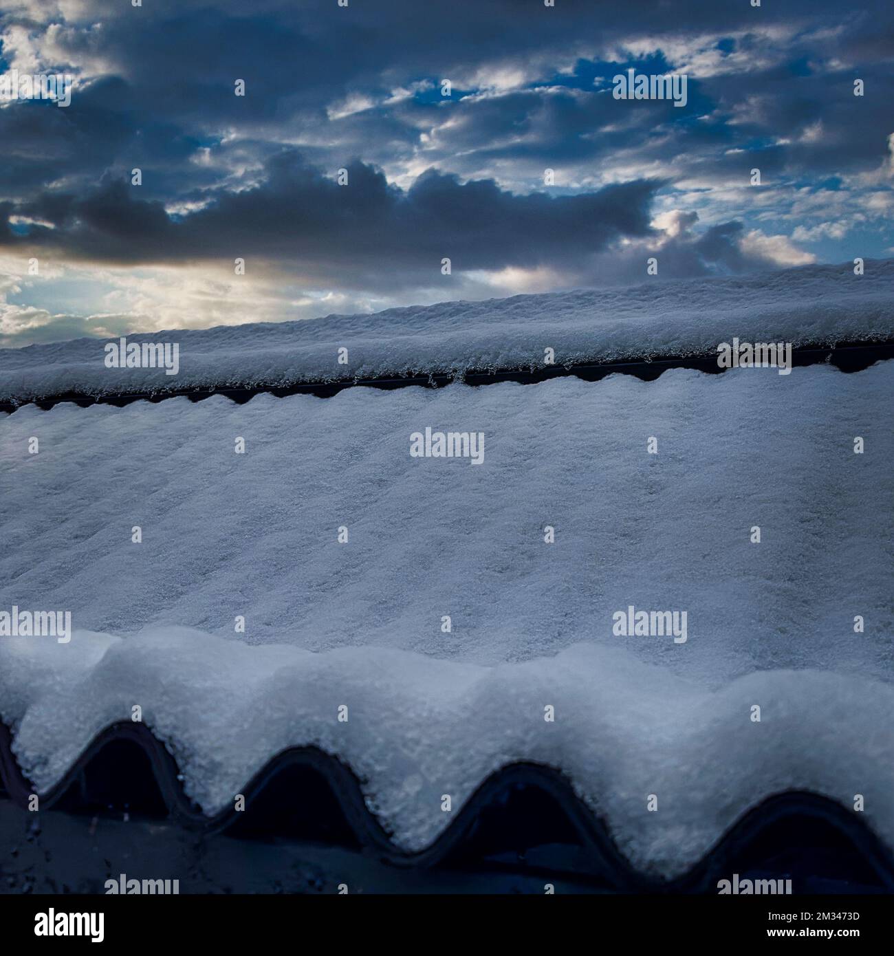 Snow roof hi-res stock photography and images - Alamy