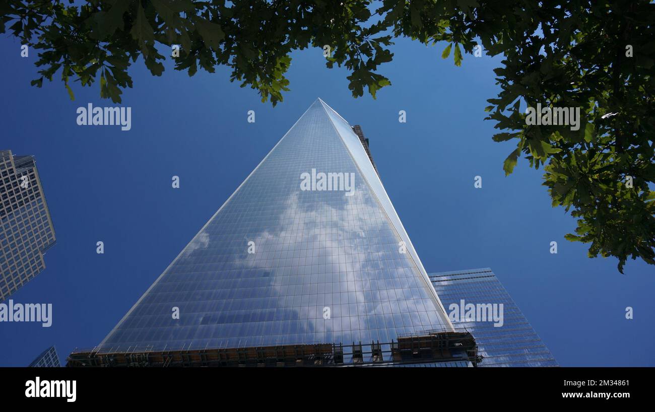 Freedom Tower Clouds Reflection Stock Photo - Alamy