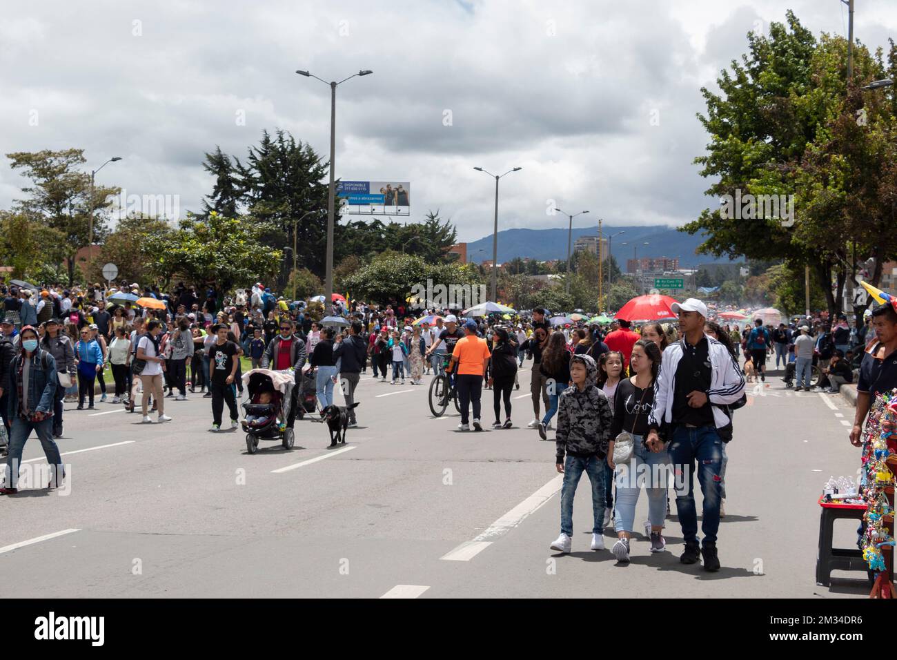 People walks in middle of Boyac avenue during Colombian Independence ...