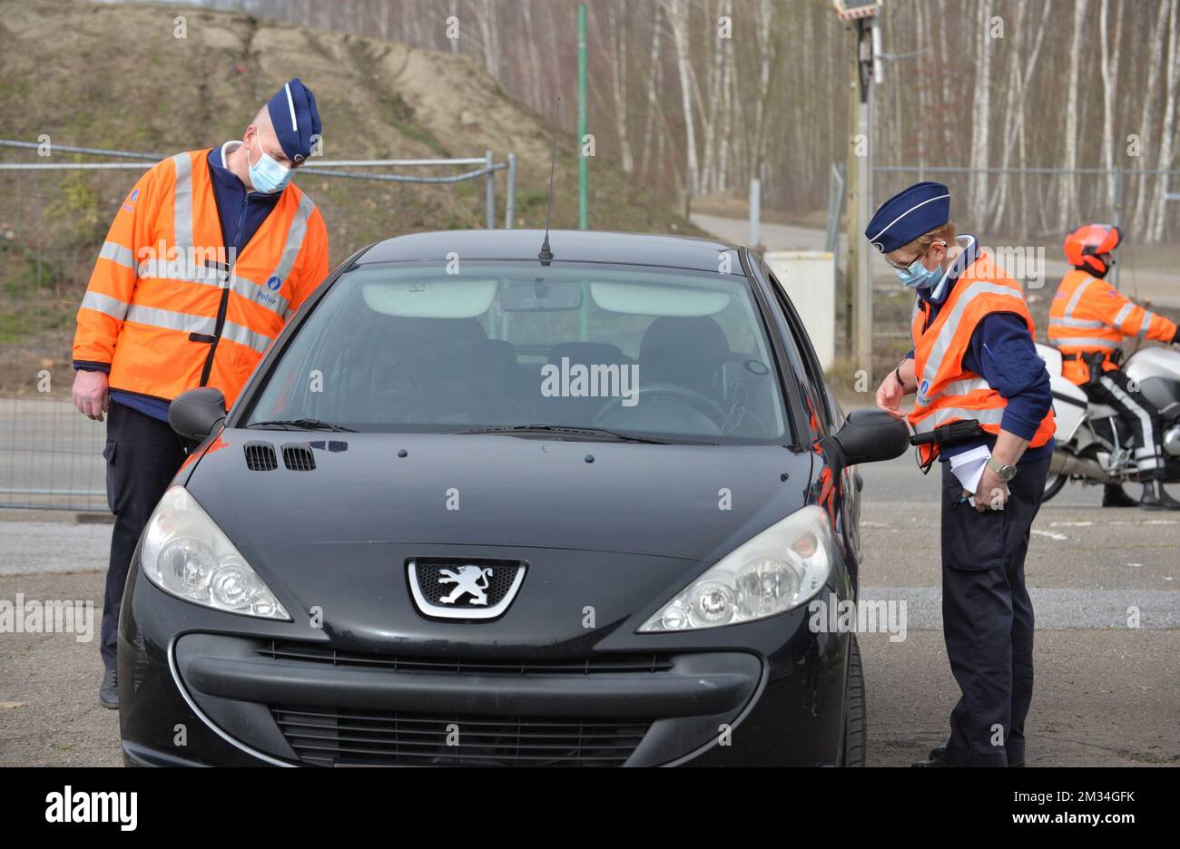 a police control on mobile phone use while driving by the Samson police ...