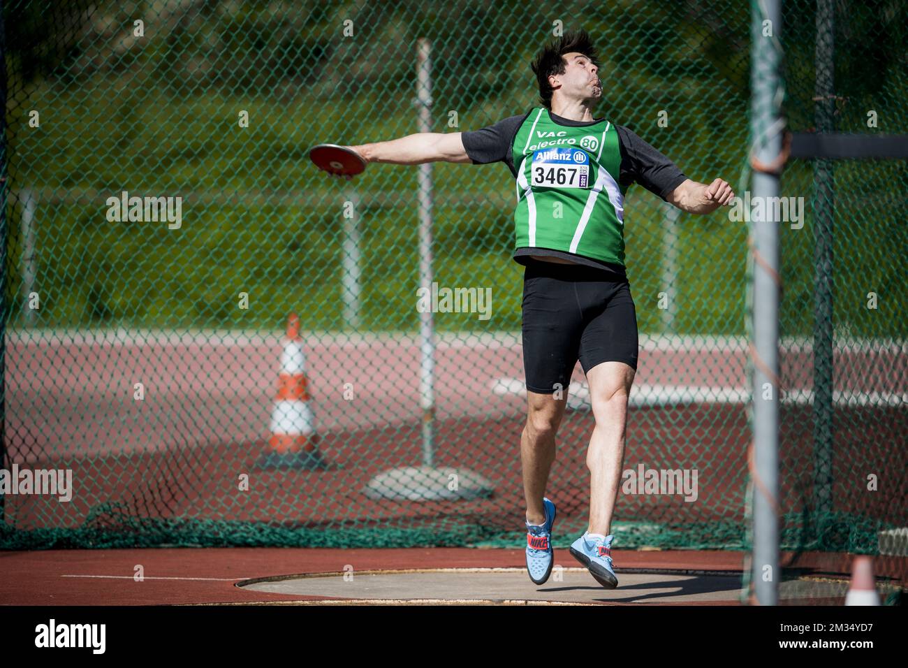 Athlete discus throw athletics discus hi-res stock photography and ...
