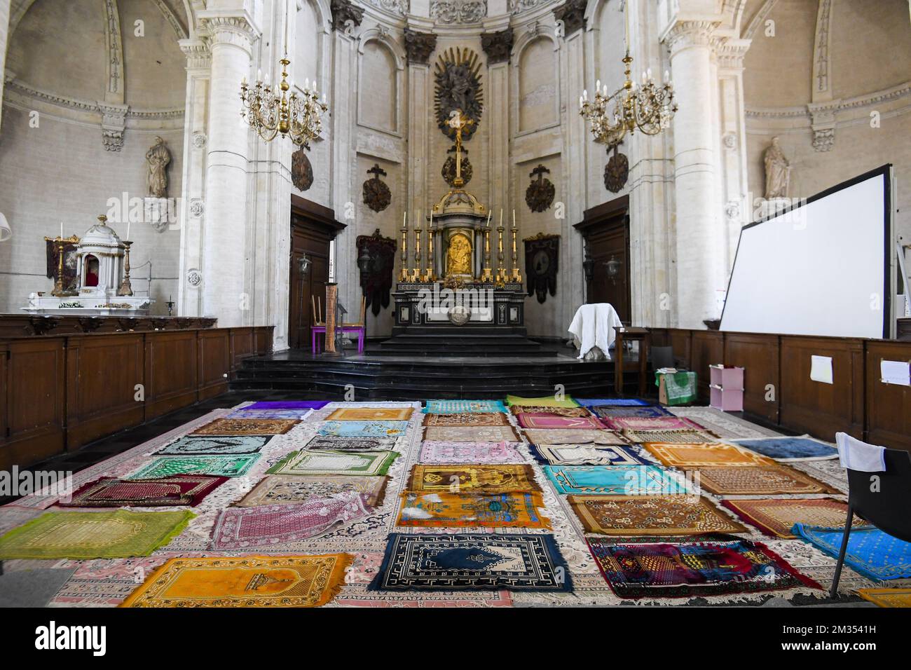 Group of people sint jan hi-res stock photography and images - Alamy
