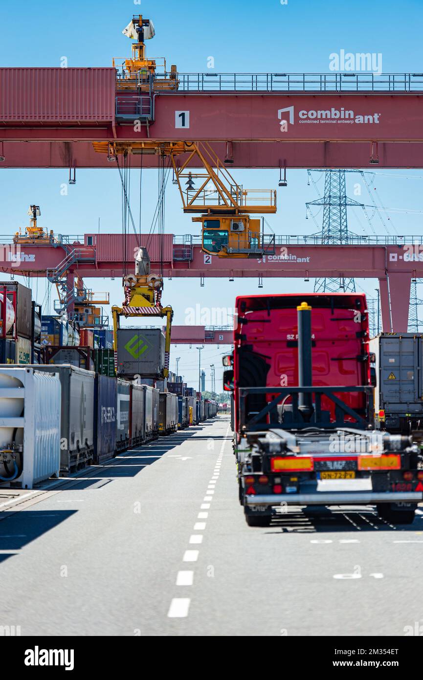 Illustration shows one of the 3 operational cranes at Combinant ...